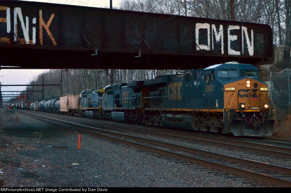 CSX ES40DC 5393 leads Q409-30
